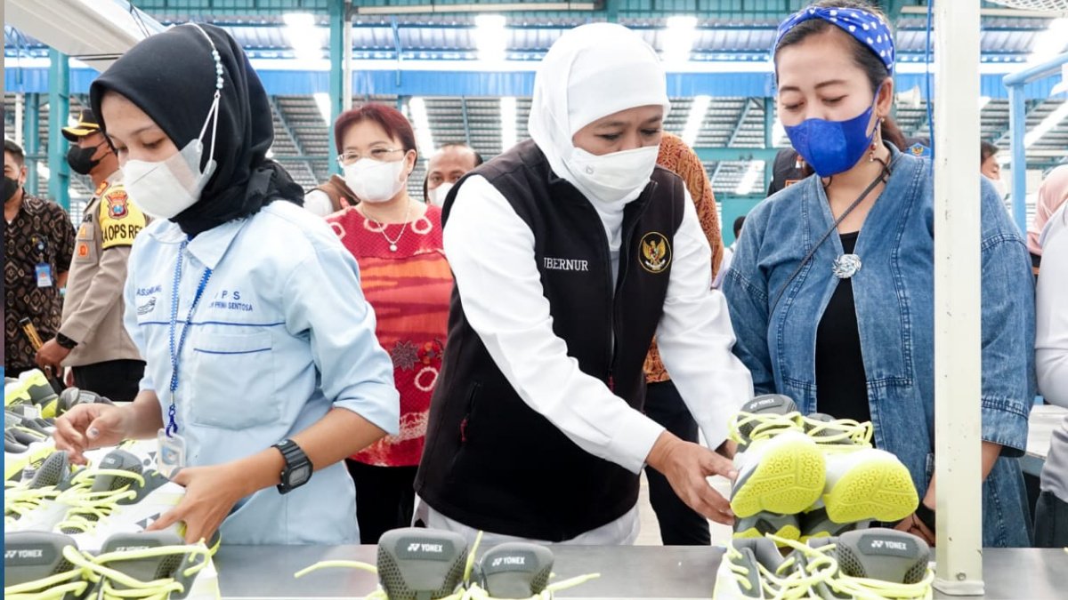 Gubernur Jatim Lepas Ekspor Sepatu Buatan PT. Dwi Prima Sentosa ke China | Harian Jatim